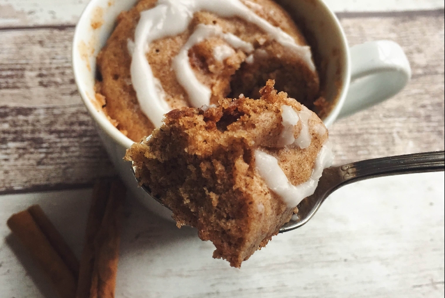 Mug cake vegana alla cannella - Manjoo