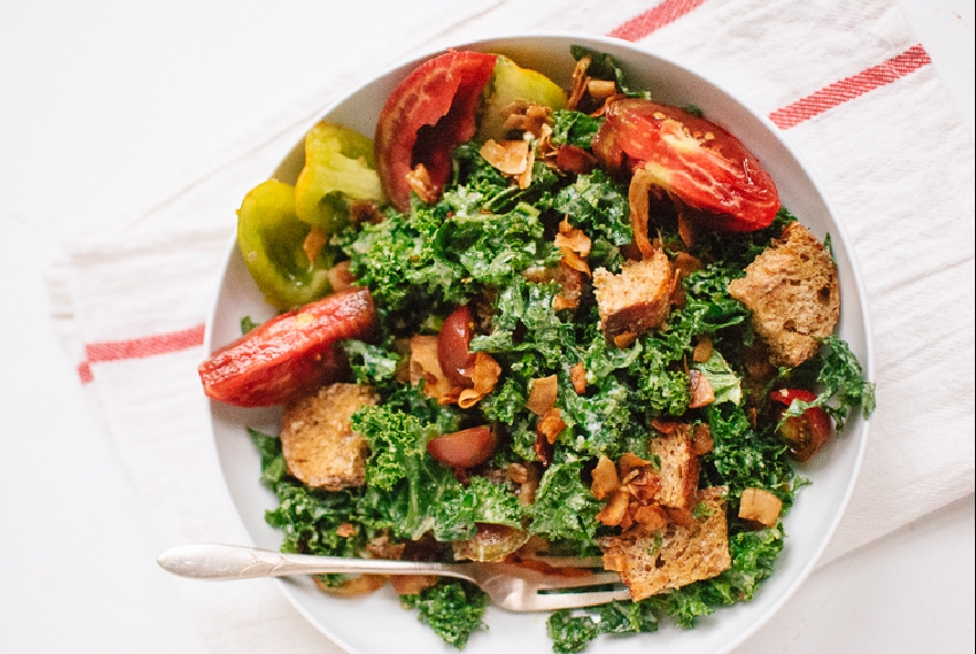 Insalata di cavolo riccio con pomodori - Manjoo