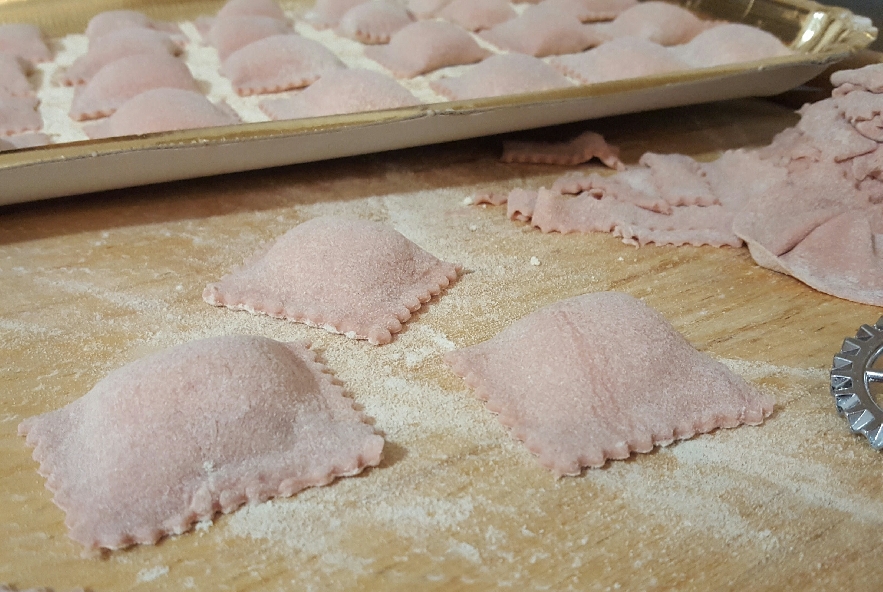 Ravioli rosa di ricotta e menta - Manjoo