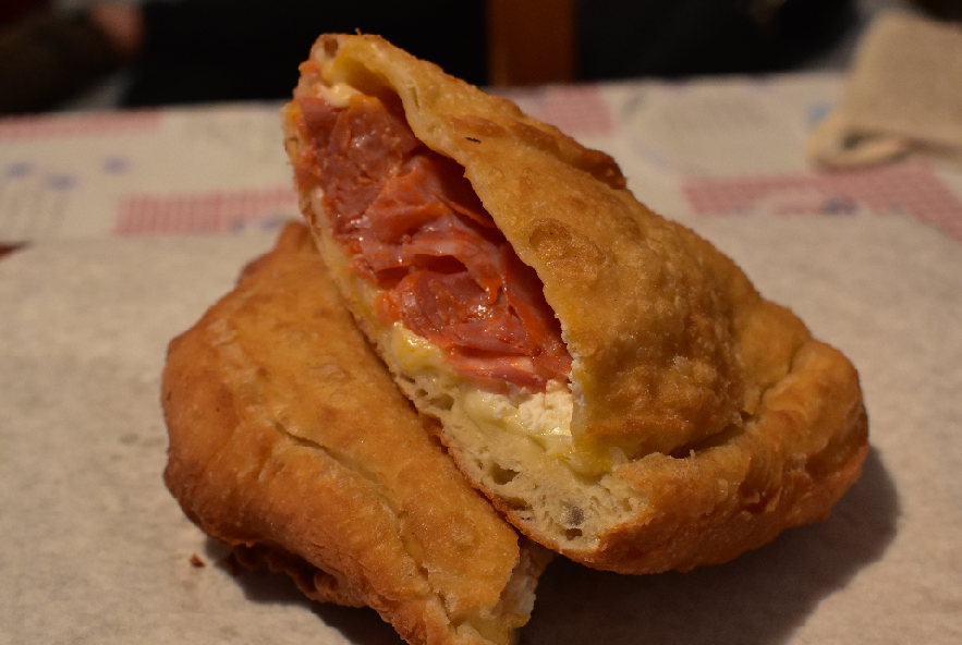 Calzoni fritti con ricotta e salame piccante - Manjoo